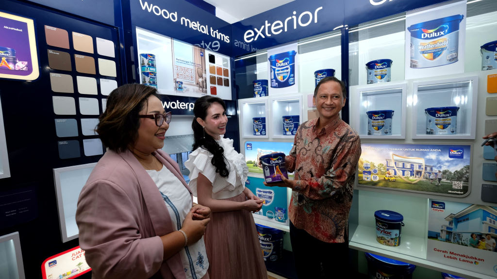Resmikan Flagship Store Pertamanya di Jawa Timur, Dulux Experience ...