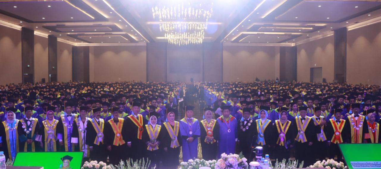 Unitomo Wisuda 1.156 Lulusan, Dari Wamenkumham Hingga Bintang Voli ...