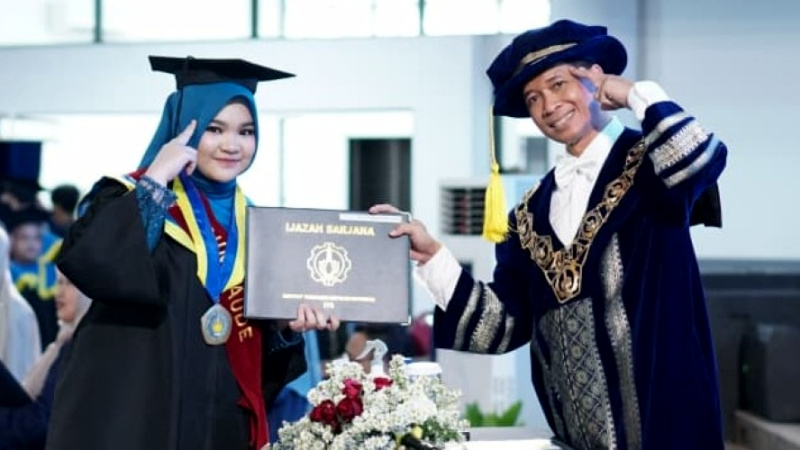 Davina & Sabrina, Duo Termuda yang Raih Gelar Sarjana di Wisuda ITS ...