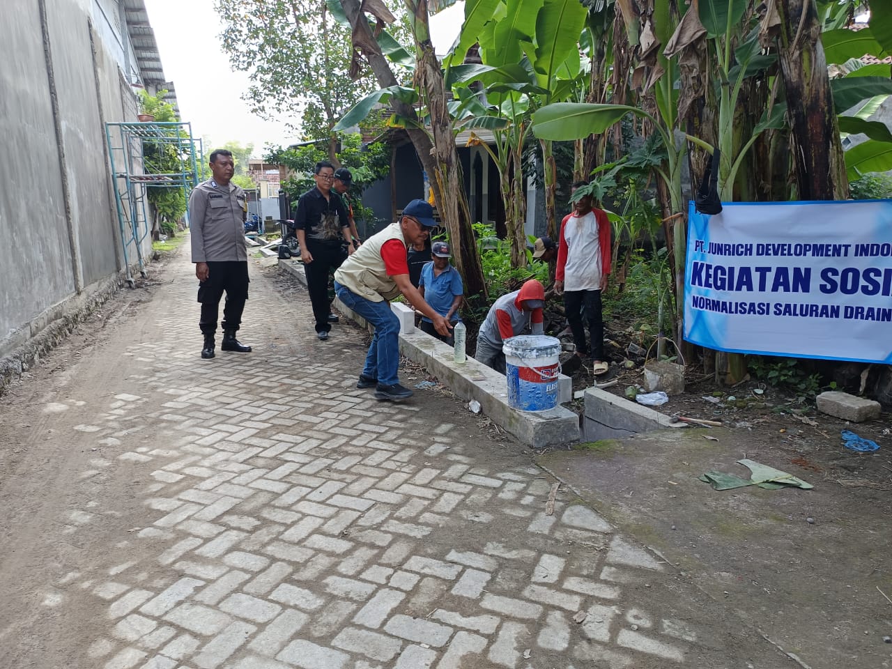PT. Junrich Development Berikan Sembako dan Perbaiki Bahu Jalan di Desa ...